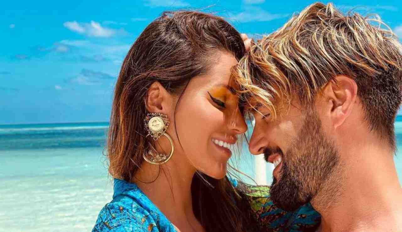 Alex Belli e Delia Duran, il 'triangolo' torna di moda | In 3 si divertono da pazzi - GiornaleMotori