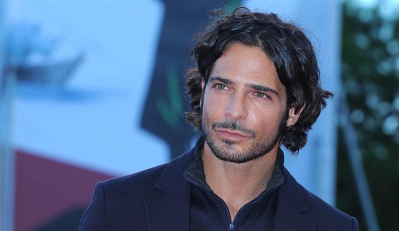 Marco Bocci, avete mai visto con che auto va in giro? Sembra un carro ...