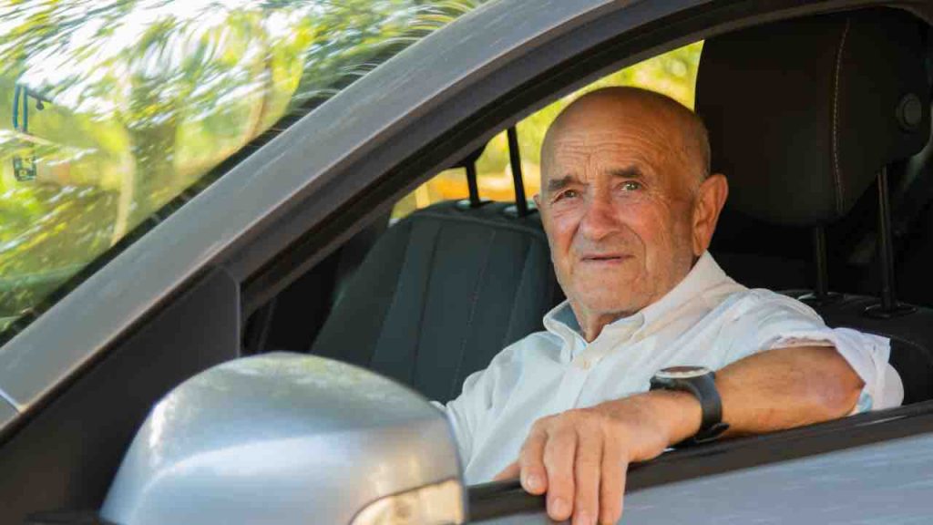 Sei troppo vecchio, non ti faccio più guidare: è LEGGE, da questa età ...