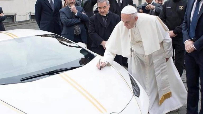 Papa Francesco, altro che papamobile: ha rivoluzionato il garage del ...